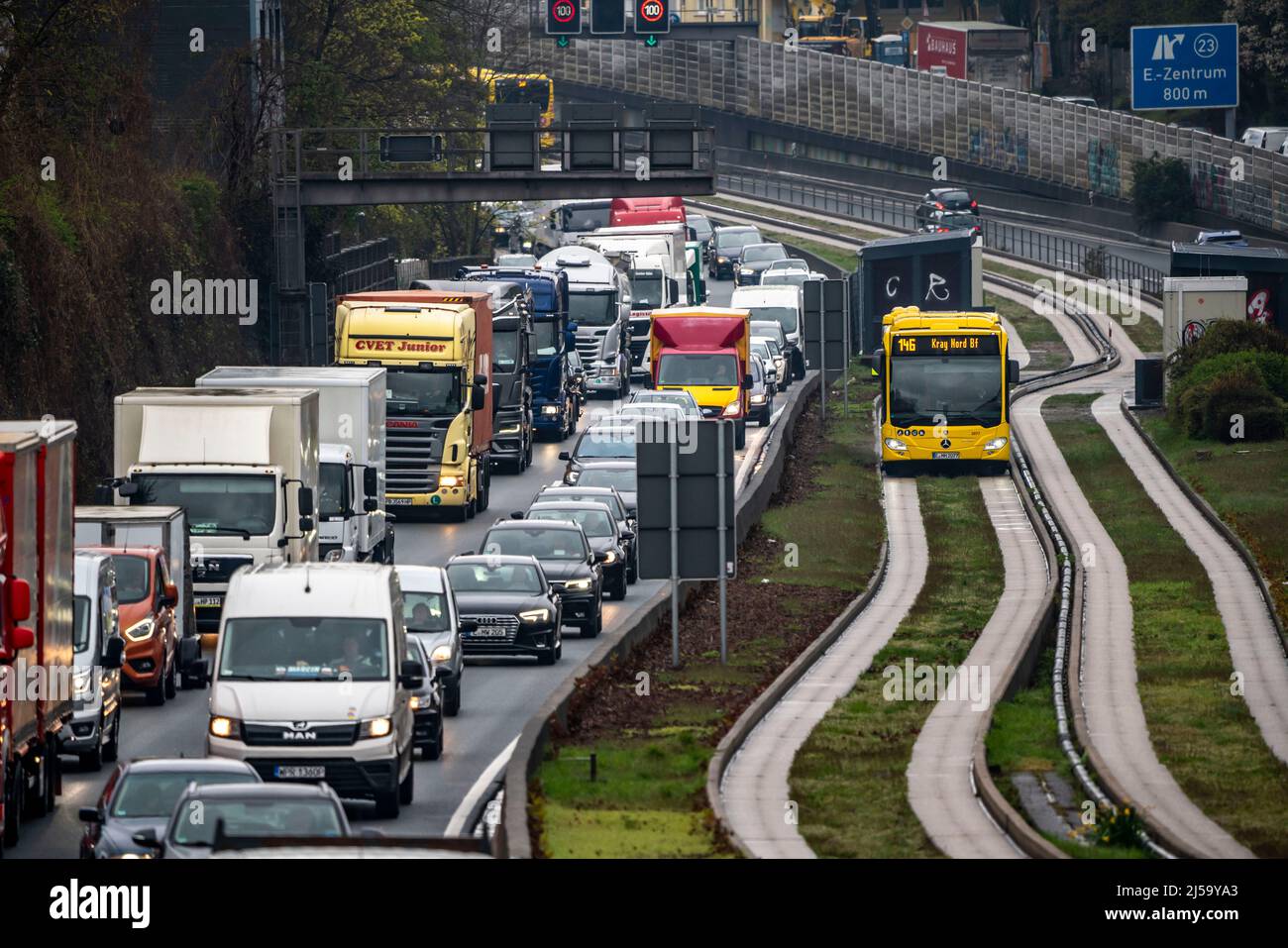 Stau auf der autobahn a40 im ruhrgebiet -Fotos und -Bildmaterial in ...
