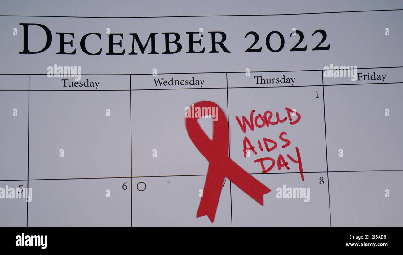 Der Welt-Aids-Tag steht am 1. Dezember 2022 zusammen mit einem roten ...