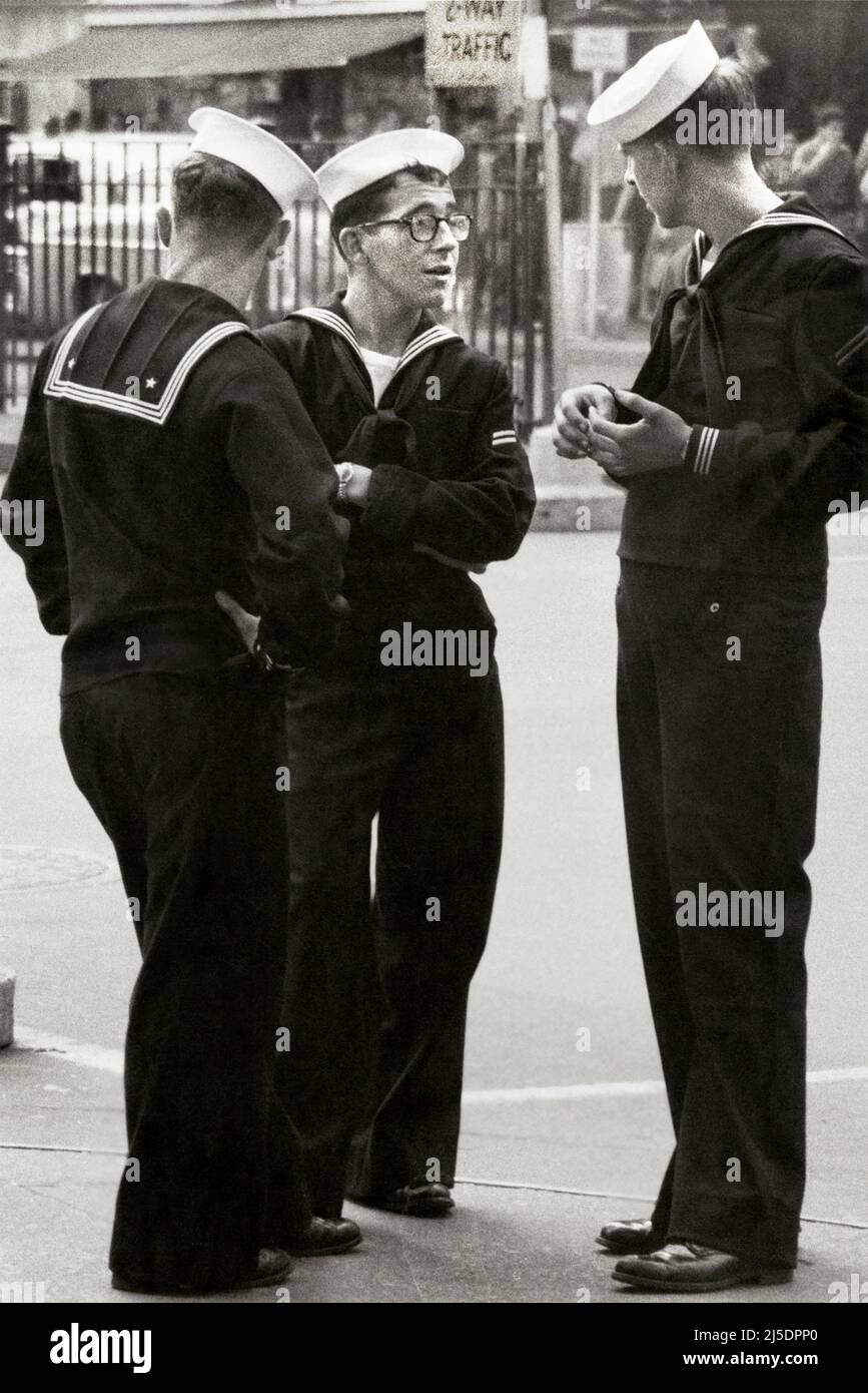 Drei Matrosen, die an der Street Corner, New York City, New York, USA ...
