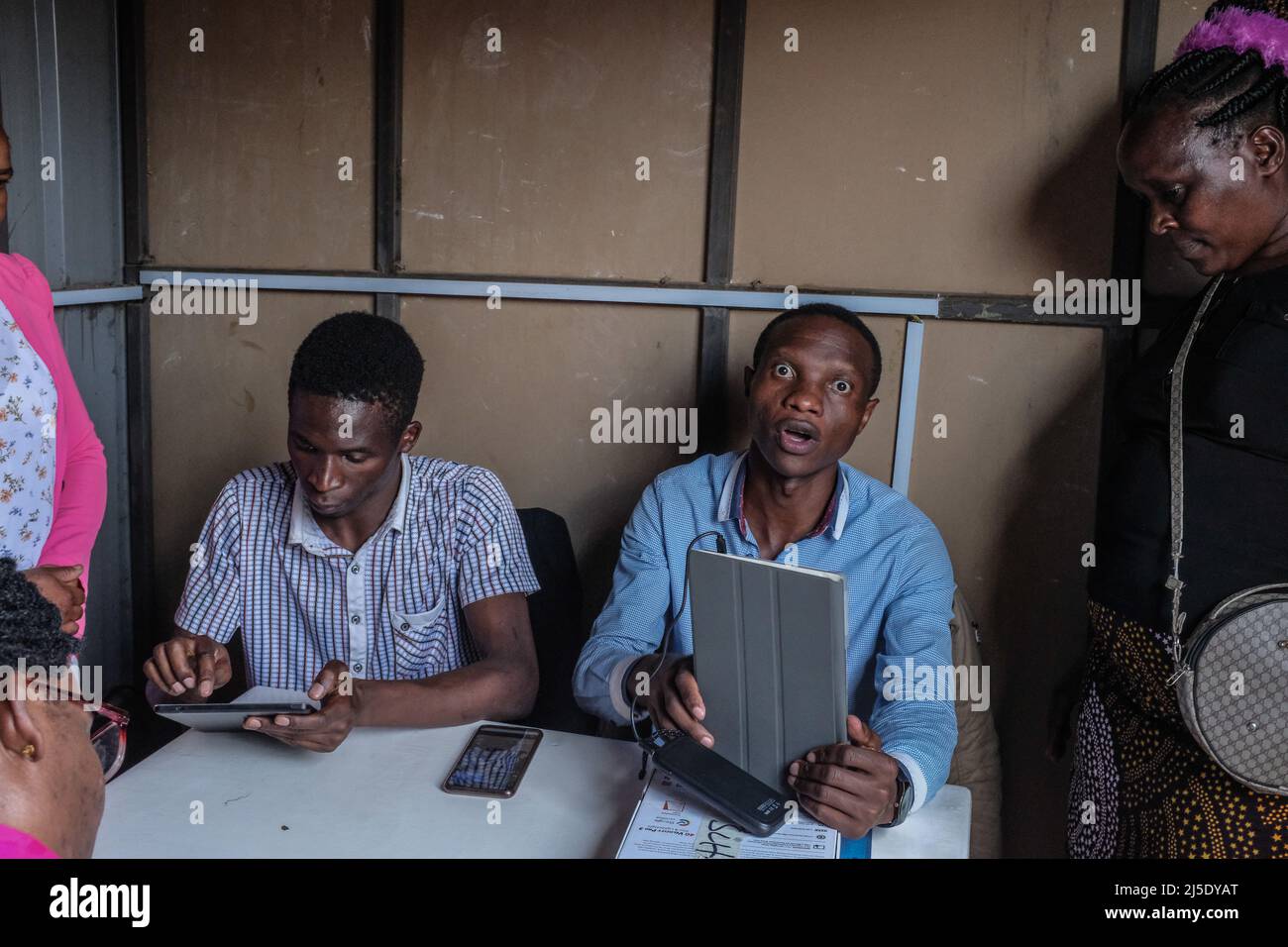 Nairobi, Kenia. 22. April 2022. Agenten, die während der ...