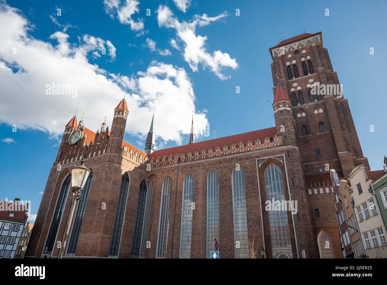 Fassade der alten Bazylika Mariacka Kirche in der Altstadt von Danzig ...