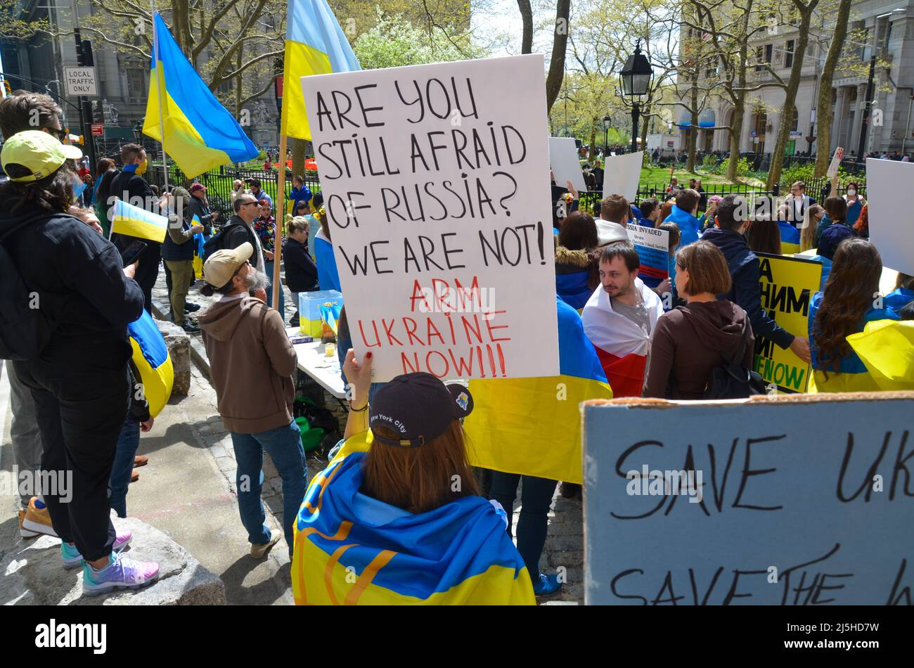 Wir stehen mit ukraine demonstrator -Fotos und -Bildmaterial in hoher ... Wir stehen mit ukraine demonstrator -Fotos und -Bildmaterial in hoher ...