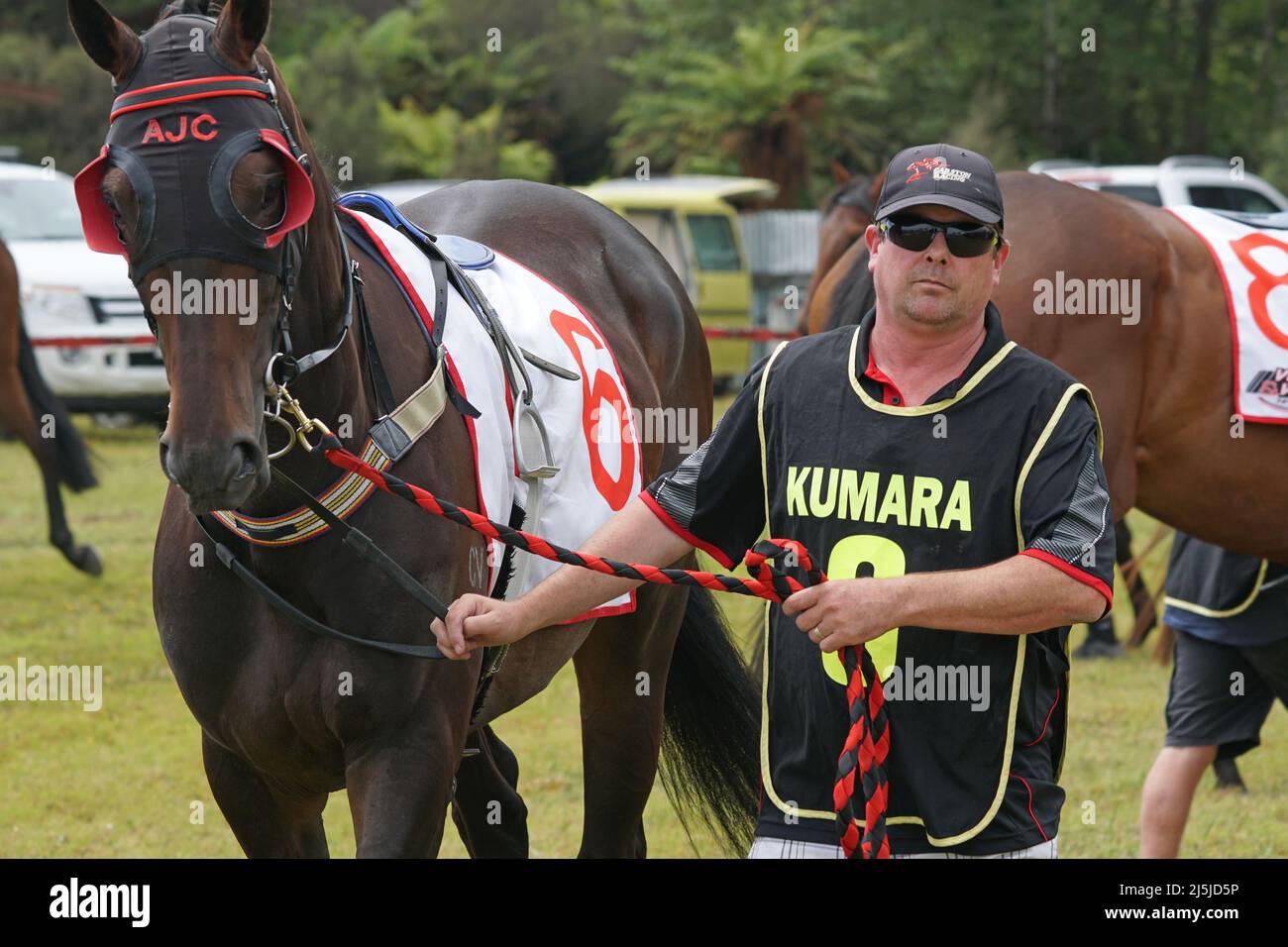 KUMARA, NEUSEELAND, 8. JANUAR 2022; Ein Trainer wärmt sein Pferd vor einem Rennen beim Gold ...