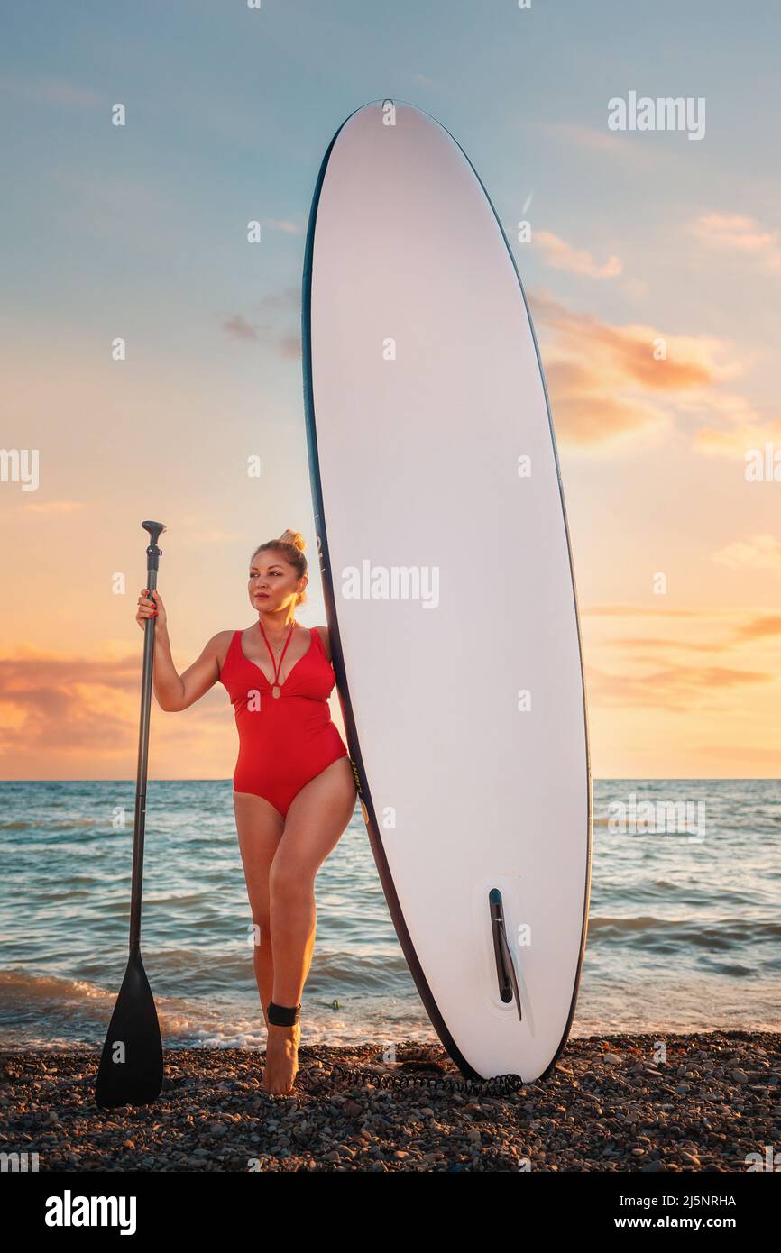 Chubby girl bikini -Fotos und -Bildmaterial in hoher Auflösung – Alamy