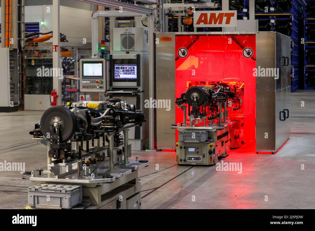 Meerane, Deutschland. 25. April 2022. Eine montierte Hinterachse mit ...