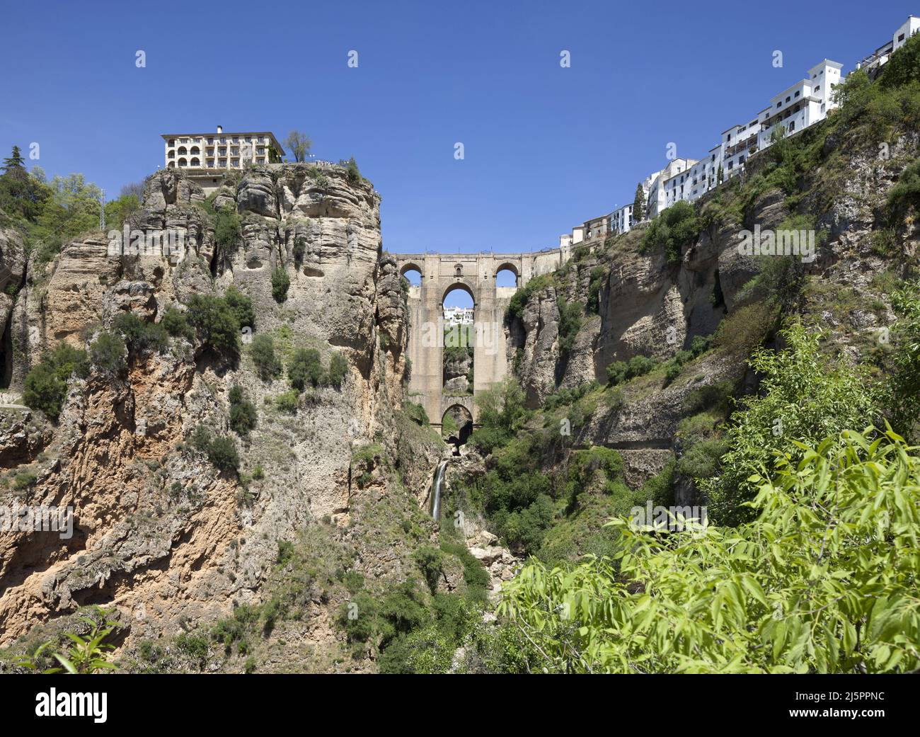 Vue sur le Pont Neuf de Ronda, Franchissant les Gorges du Gaudalevin ...