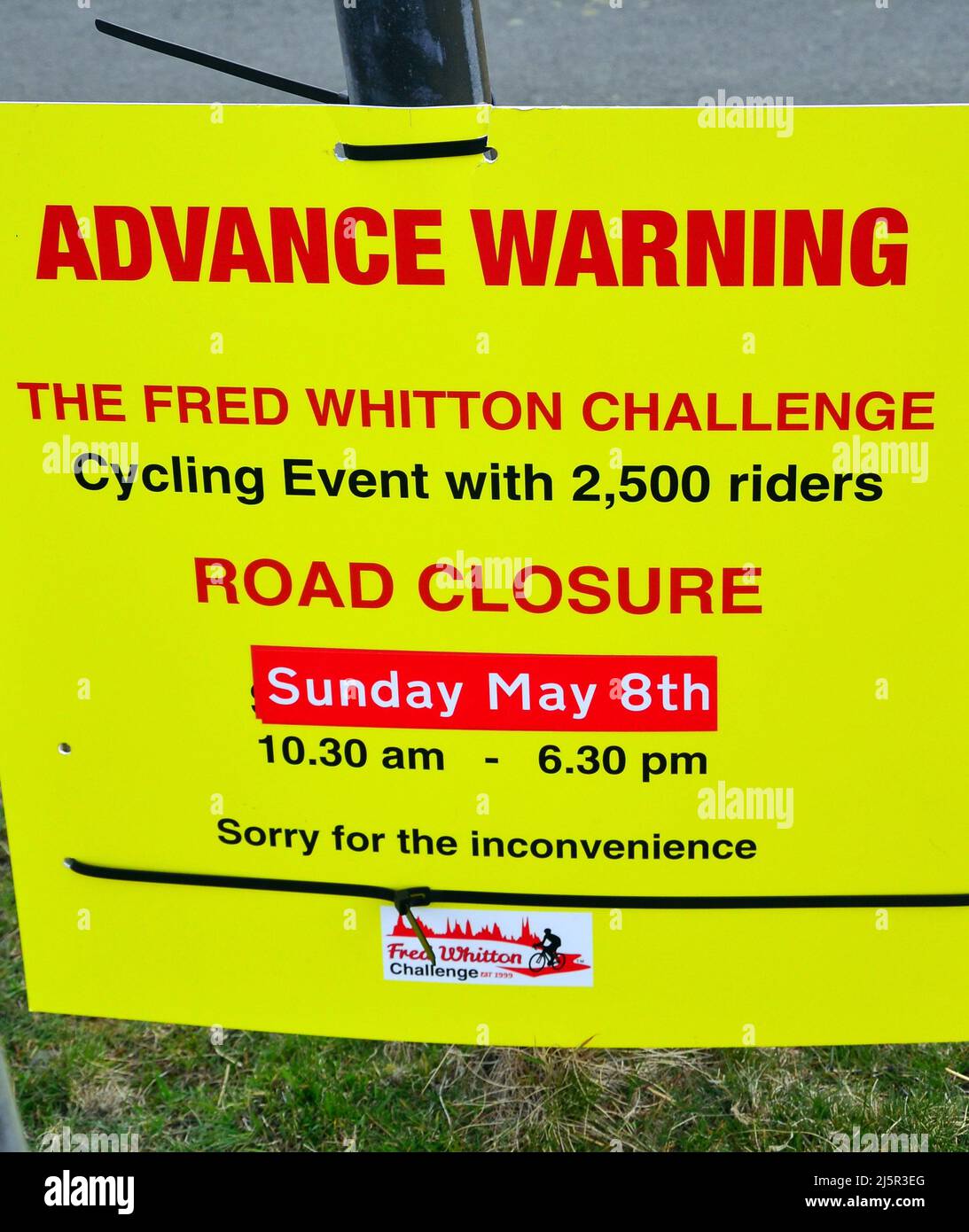 Ein Hinweis zur Straßensperrung, um die Nutzer des Hardknott Pass zu ...