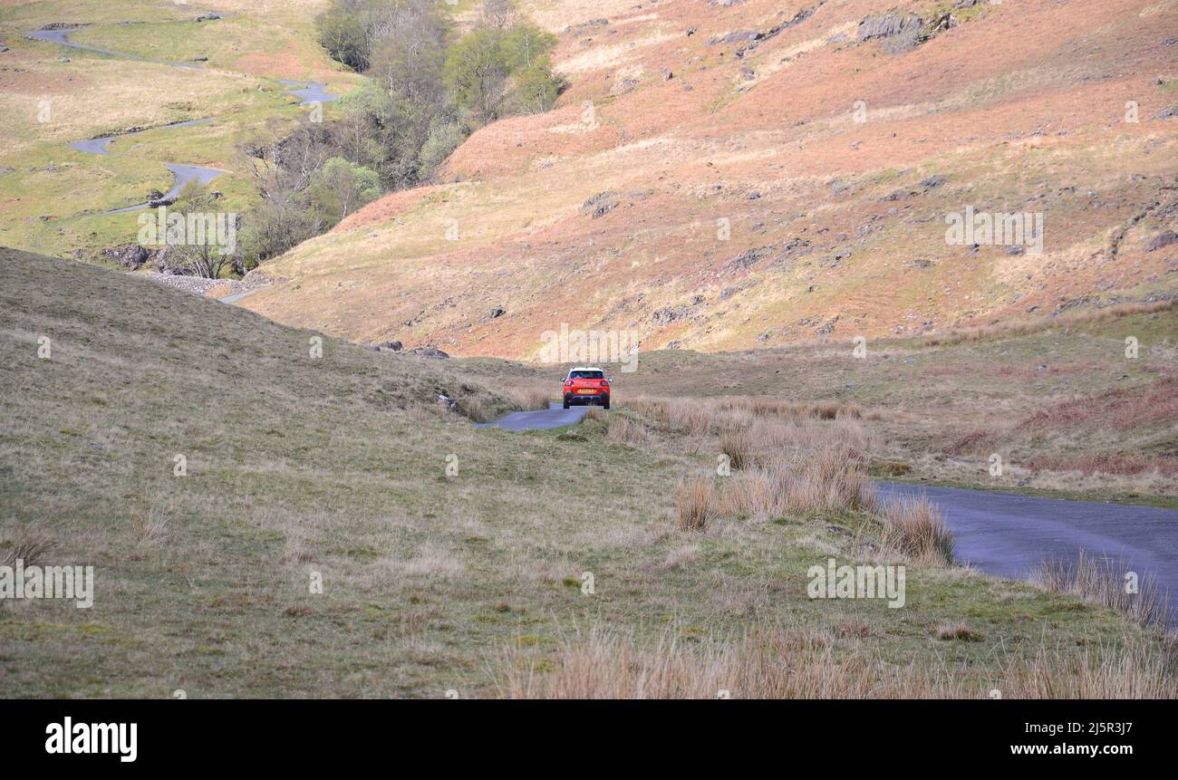 Die steile Straße des Hardknott Pass, einer der steilen Lakeland Pässe ...