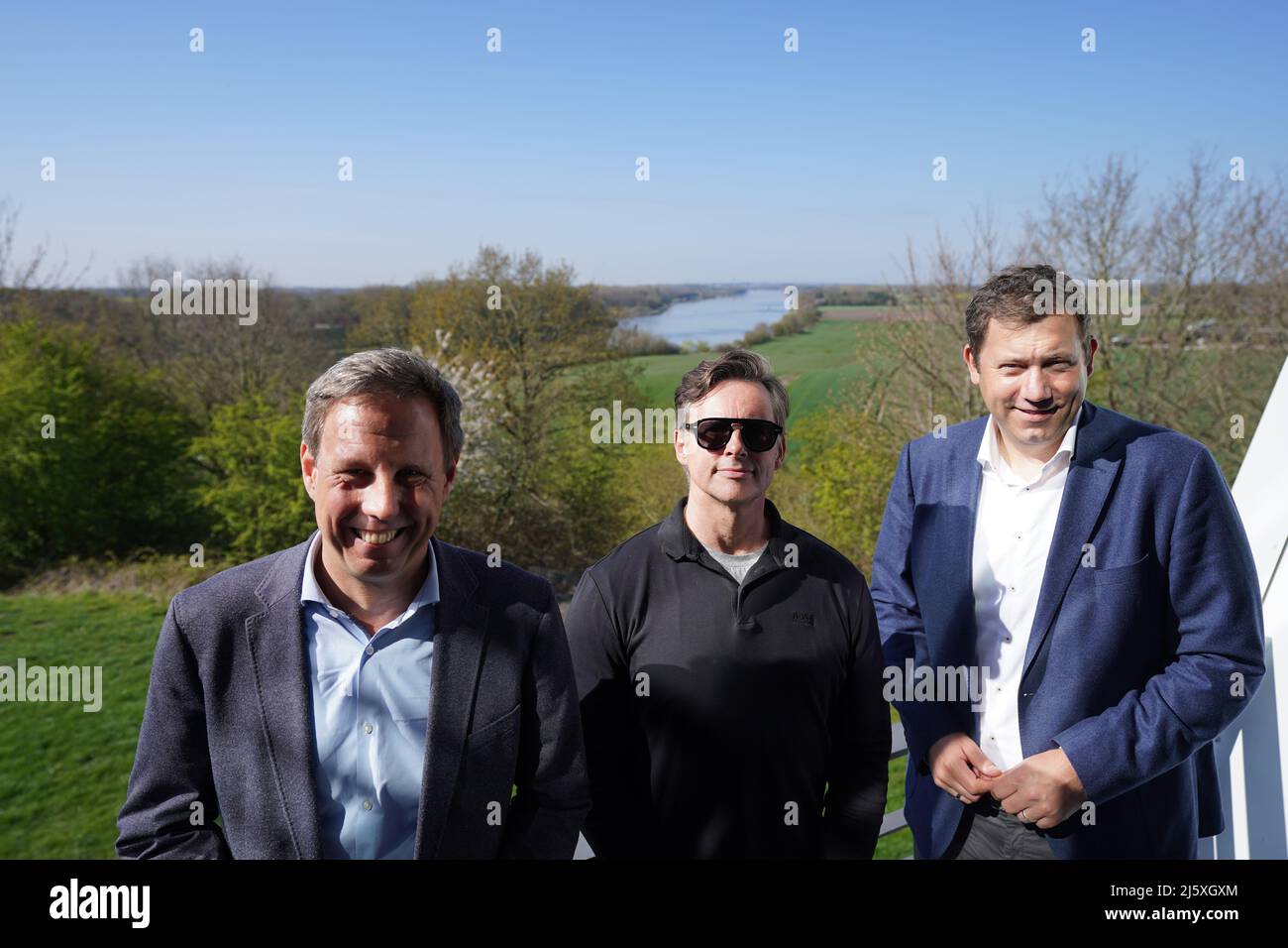 Sehestedt, Deutschland. 26. April 2022. Lars Klingbeil (r-l ...