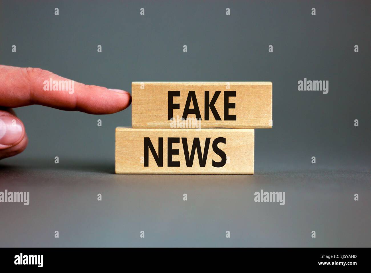 Fake News-Symbol. Holzblöcke mit Konzeptwörtern Fake News auf schönem ...