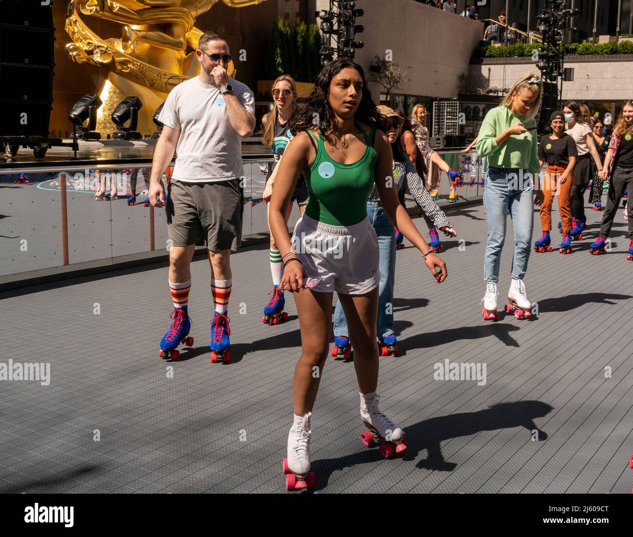 New Yorker und Touristen skaten am großen Eröffnungstag, Freitag, den ...