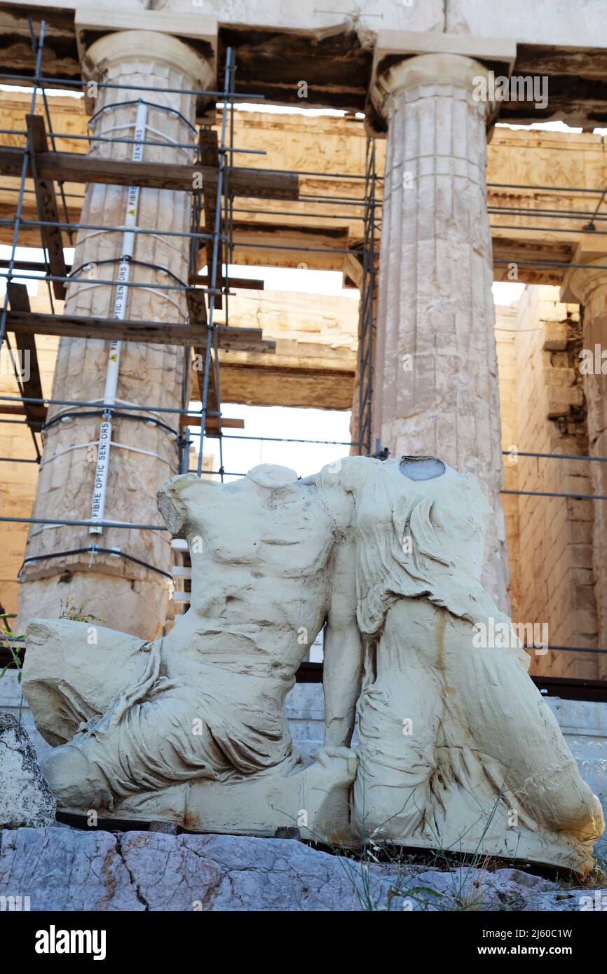 Klassische griechische Statue vor dem Akropolis-Parthenon-Tempel in ...