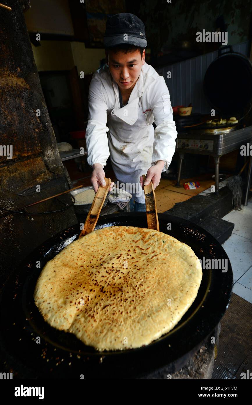 Chinesischer mann kocht -Fotos und -Bildmaterial in hoher Auflösung – Alamy