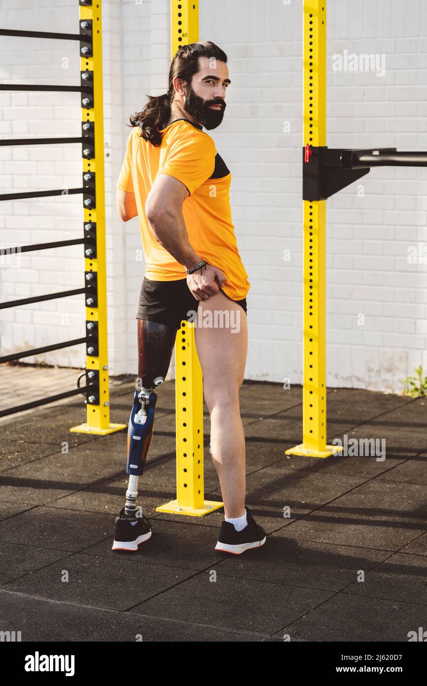 Leg amputated men -Fotos und -Bildmaterial in hoher Auflösung – Alamy