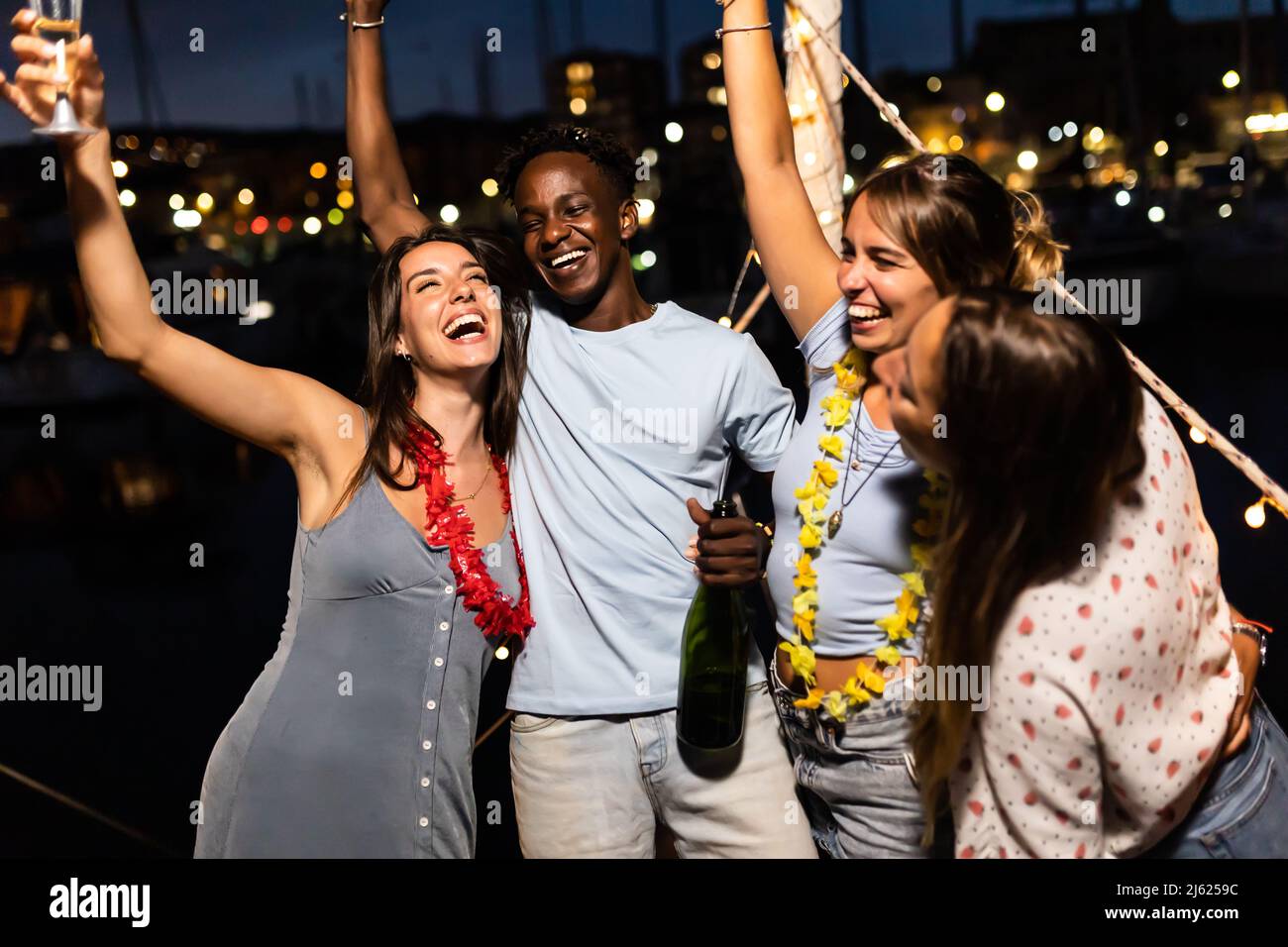 Young people party boat -Fotos und -Bildmaterial in hoher Auflösung – Alamy
