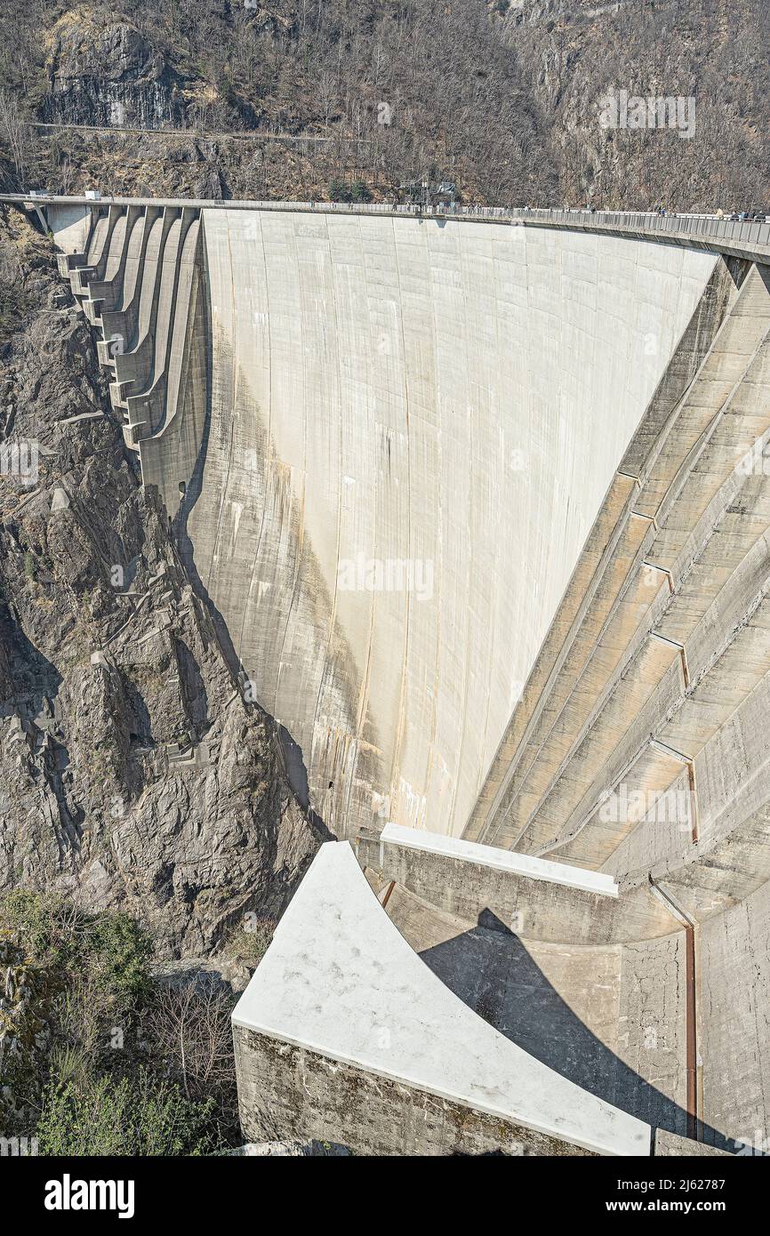 Staumauer im verzascatal tessin schweiz -Fotos und -Bildmaterial in ...