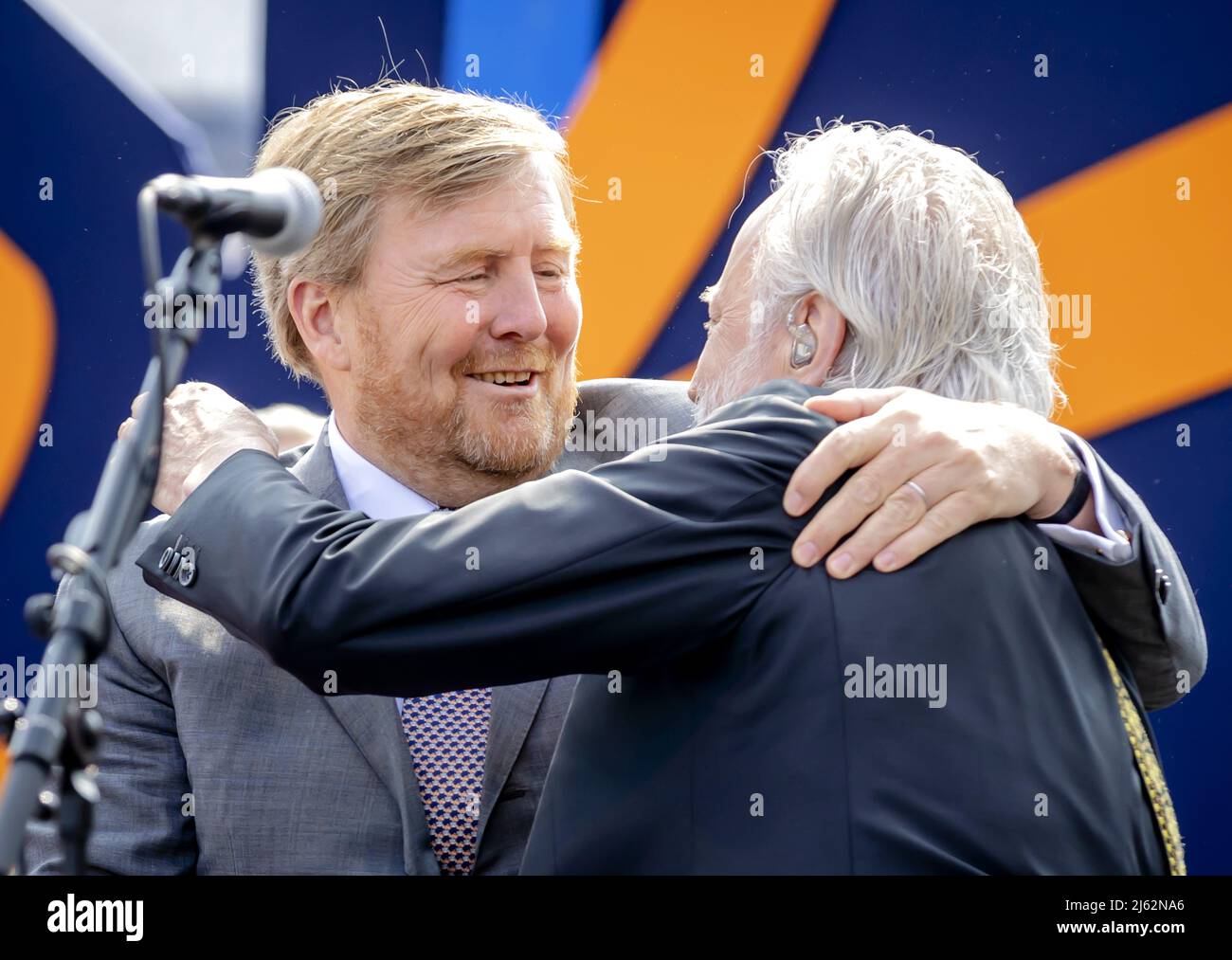 2022-04-27 13:12:04 MAASTRICHT - König Willem-Alexander mit dem Sänger ...