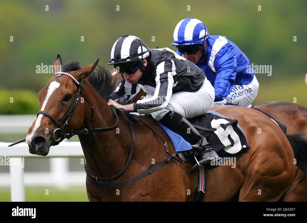 Grande Dame (links), die von Ryan Moore geritten wurde, bevor sie die ...