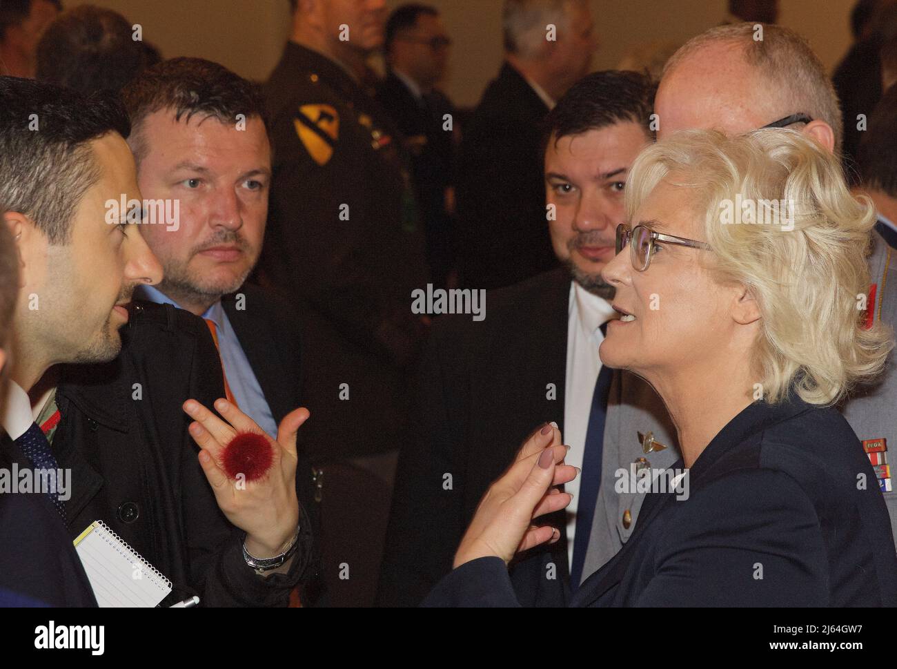 Bundesverteidigungsministerin christine lambrecht -Fotos und ...