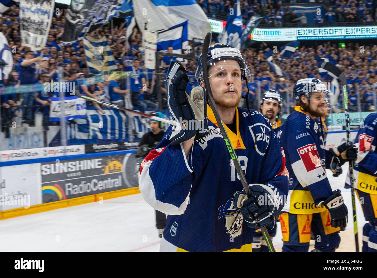 Niklas Hansson #19 (EV Zug) dankt seinen Fans beim National League ...