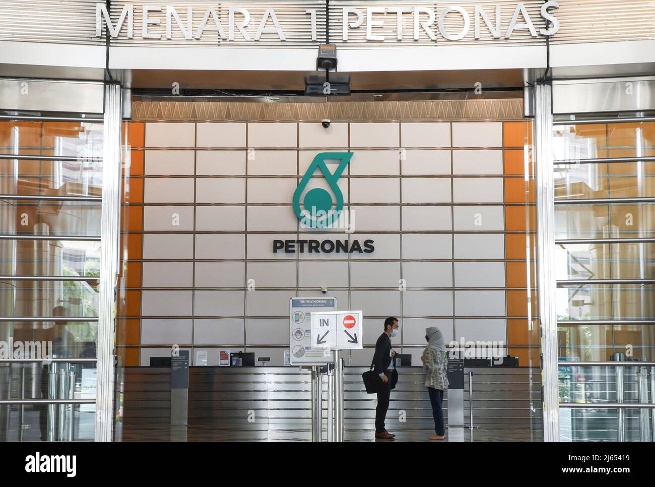 Ein Logo von Petronas ist in ihrem Büro in Kuala Lumpur, Malaysia, am ...