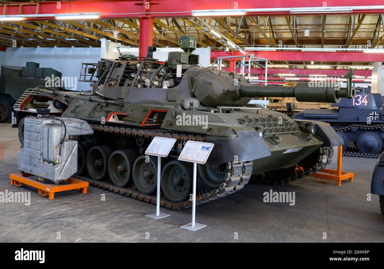 Münster, Deutschland. 28. April 2022. Ein Kampfpanzer der deutschen Armee Leopard 1A5 ist als ...