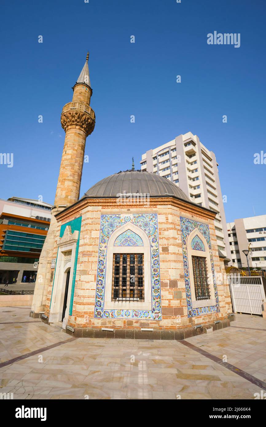 Die kleine, achteckige Konak-Moschee, Cami und Minarett. Am Konak ...