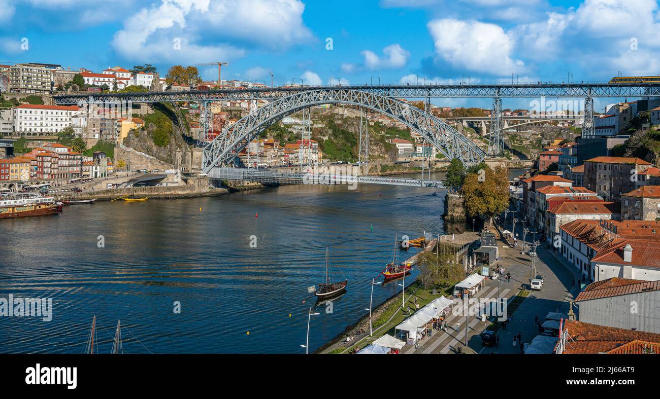Porto, Portugal - november 9 2022 - Luis I Brücke über den Fluss Duoro ...