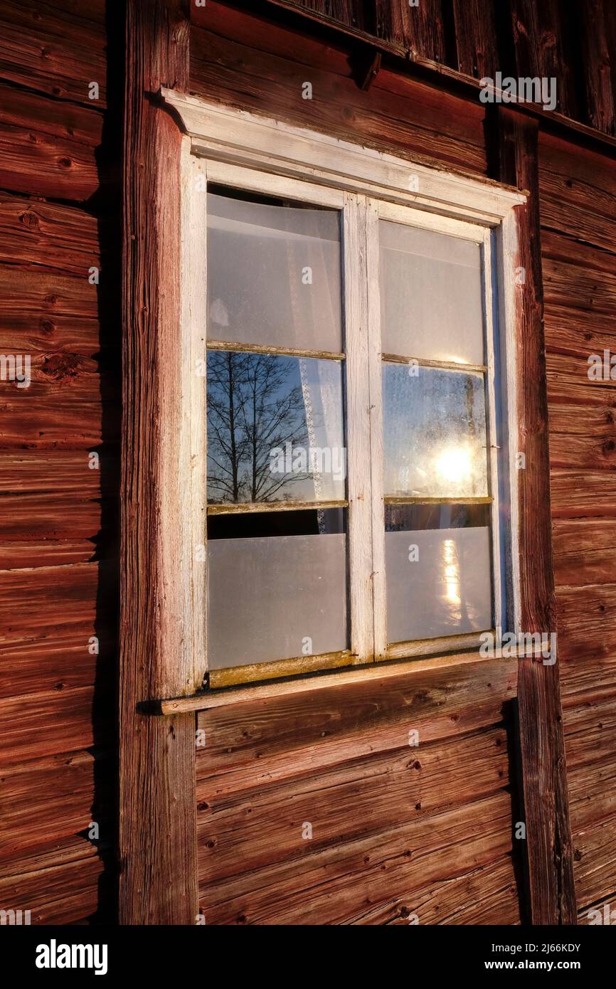 Altes Sprossenfenster in roter Blockhausfassade, Vaermland, Schweden ...