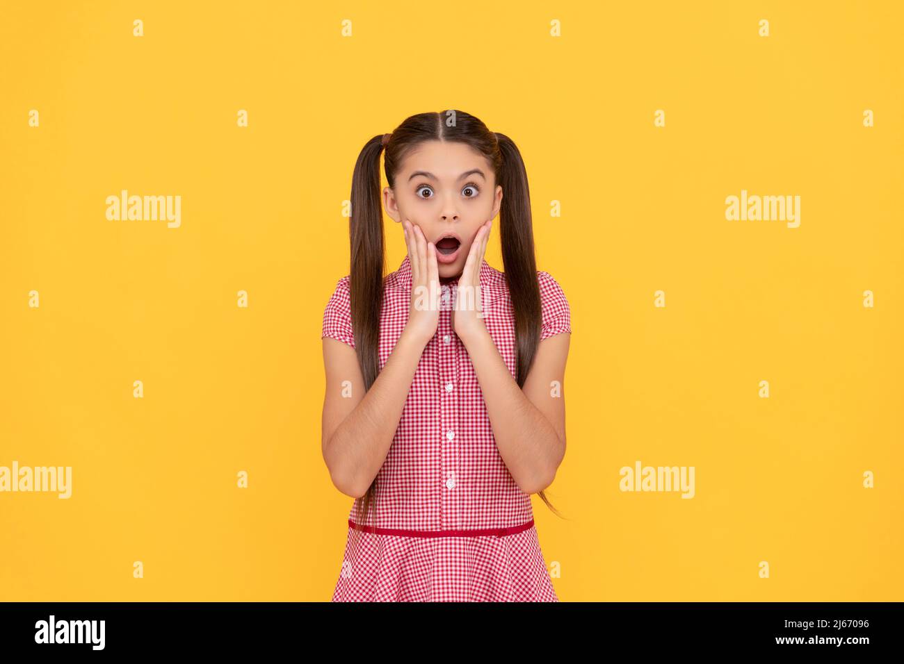 Shocked teenage girl surprised Stockfotos und -bilder Kaufen - Alamy