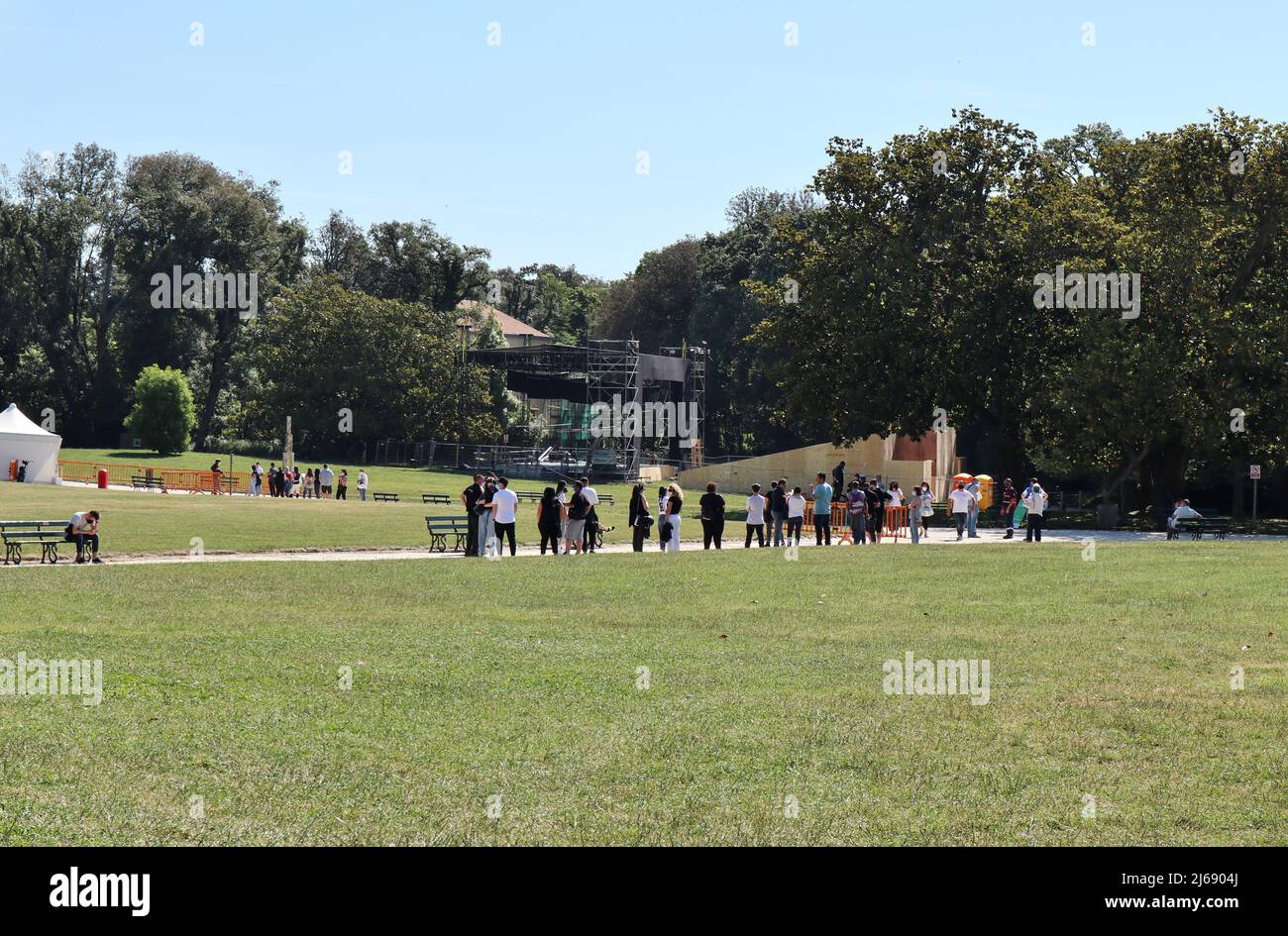 Persone al parco -Fotos und -Bildmaterial in hoher Auflösung – Alamy