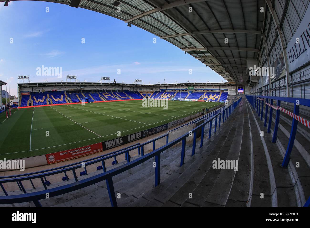 Ein allgemeiner Blick auf das Halliwell Jones Stadium vor diesem Abend ...