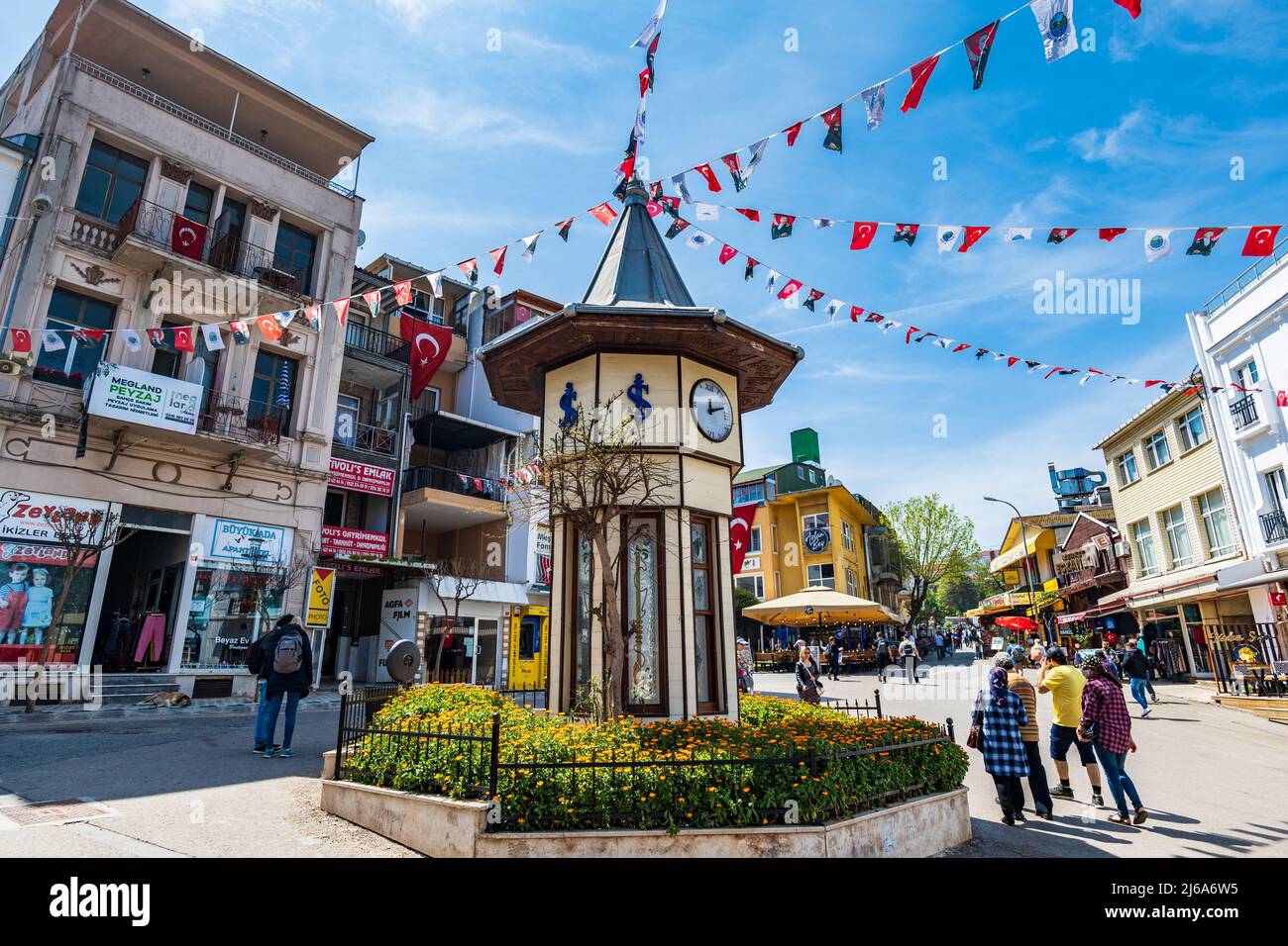 Princes Island, Türkei - April 2022: Uhrturm auf dem Marktplatz in ... Princes Island, Türkei - April 2022: Uhrturm auf dem Marktplatz in ...
