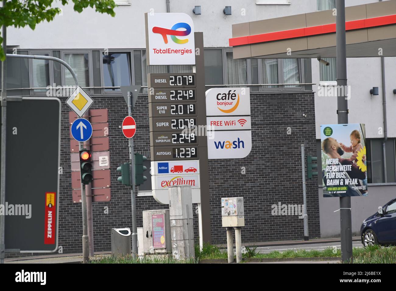 Totalenergies total tankstelle -Fotos und -Bildmaterial in hoher ...