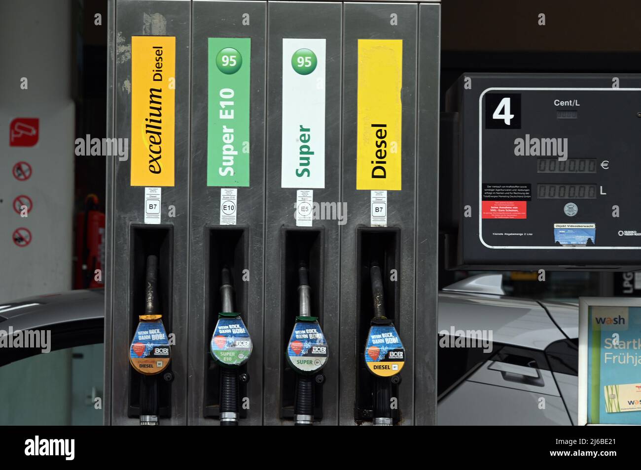 29. April 2022, Nordrhein-Westfalen, Köln: Zapfsäule für Diesel, Super ...