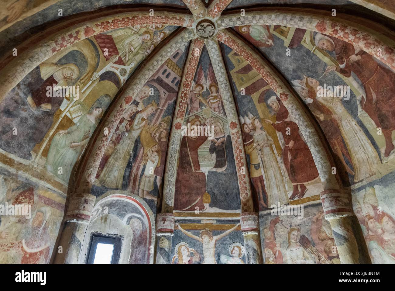 Die Kirche befindet sich am westlichen Rand der Stadt und ist auf drei ...