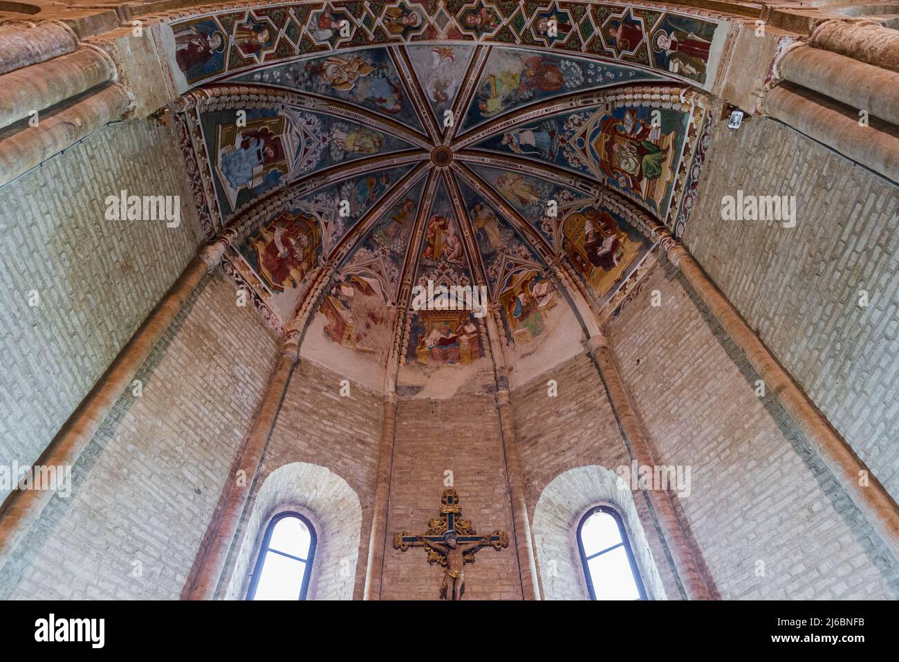 Die Kirche befindet sich am westlichen Rand der Stadt und ist auf drei ...