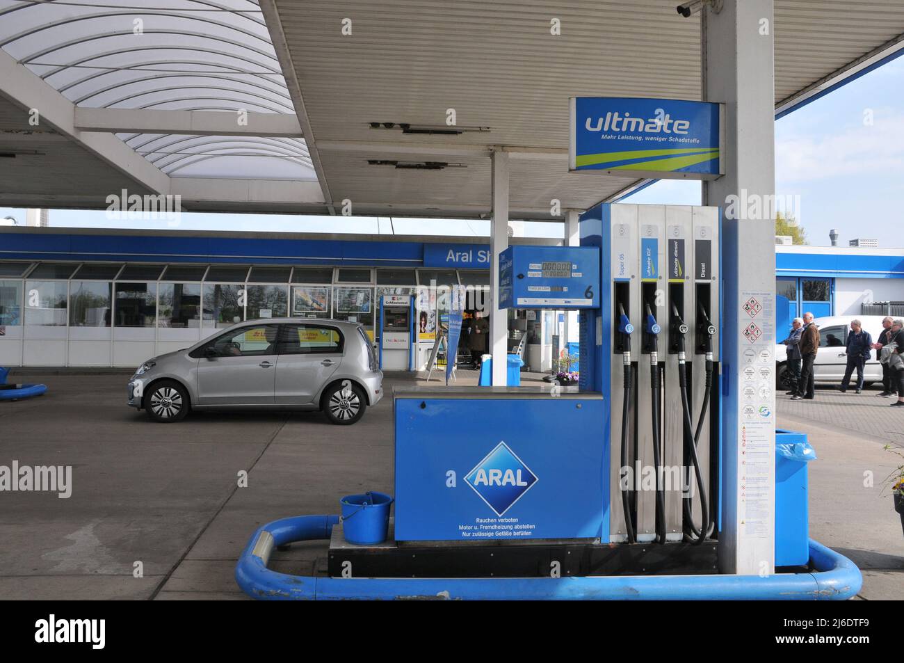 Aral gas station -Fotos und -Bildmaterial in hoher Auflösung – Alamy