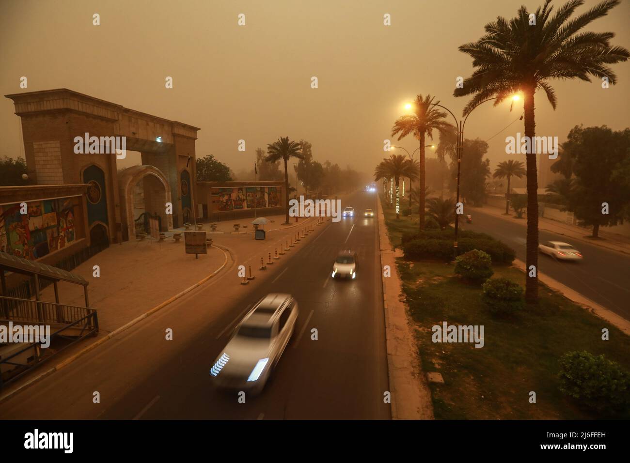 01. Mai 2022, Irak, Bagdad: Fahrzeuge bewegen sich aufgrund von ...