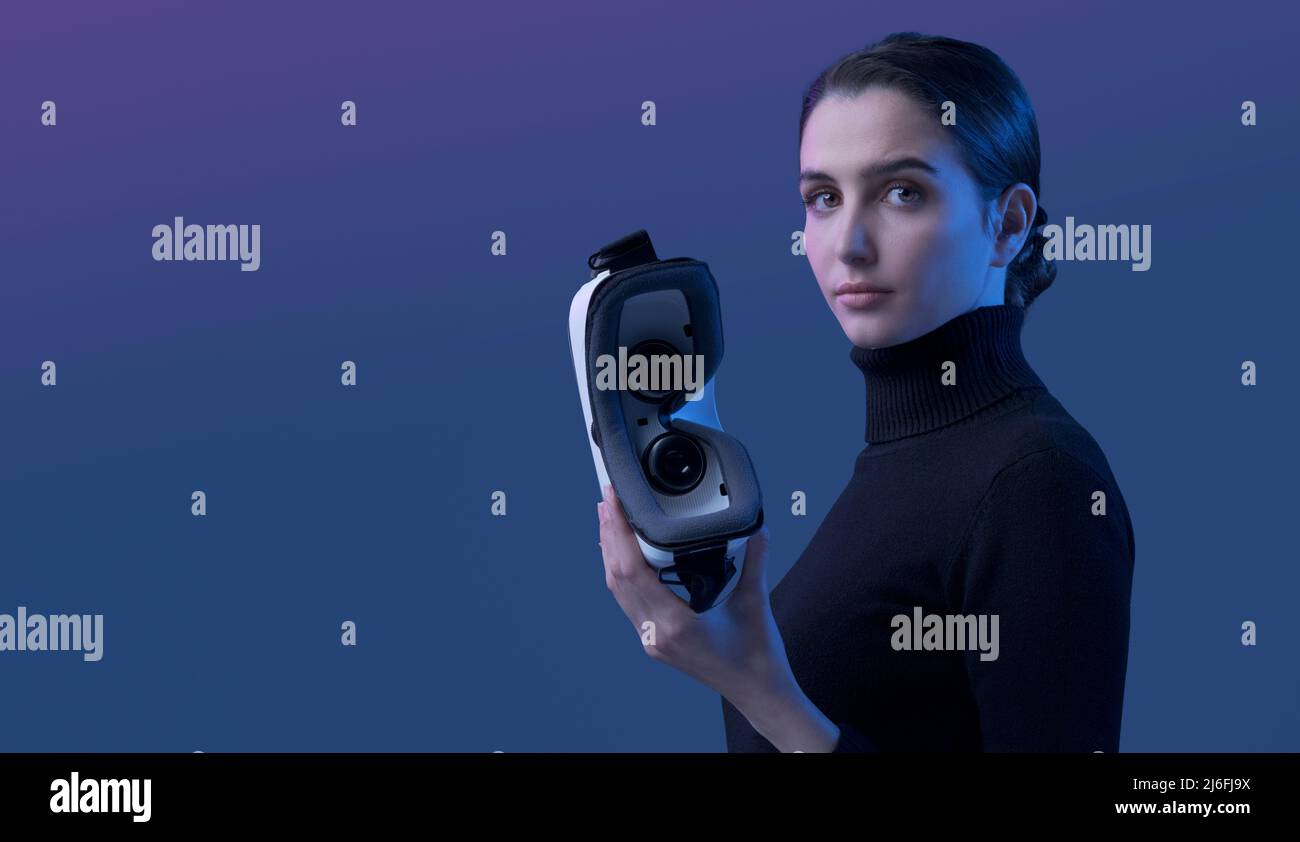 Junge frau erlebt eine virtual reality simulation -Fotos und ...