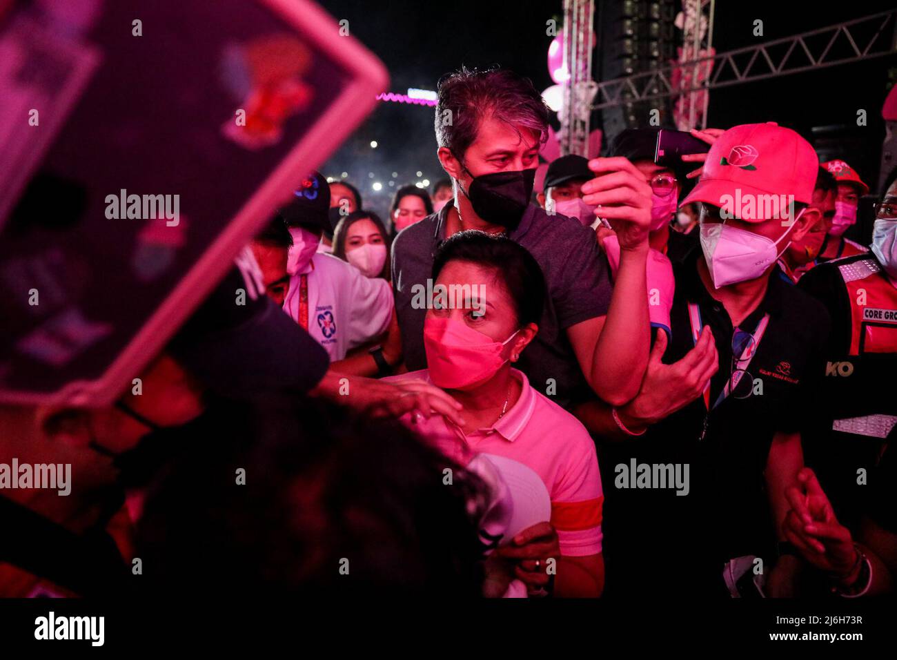 1. Mai 2022: Die Vizepräsidentin und Präsidentschaftskandidatin Leni Robredo, Mitte, begrüßt ...