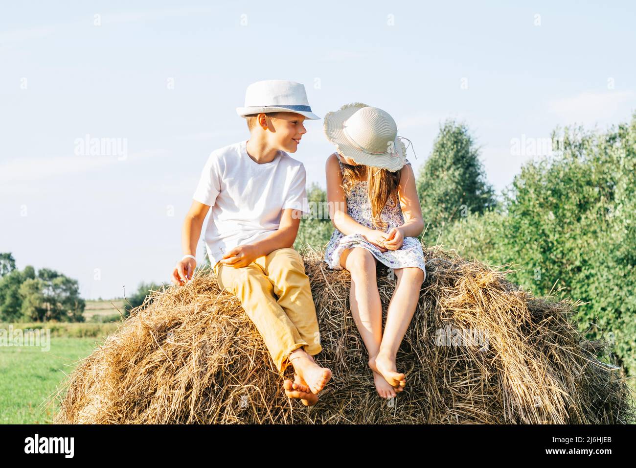 Barfuß junge bauernhof -Fotos und -Bildmaterial in hoher Auflösung – Alamy