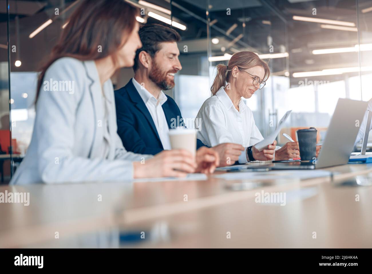 Team von jungen Geschäftsleuten, die während des Meetings miteinander ...