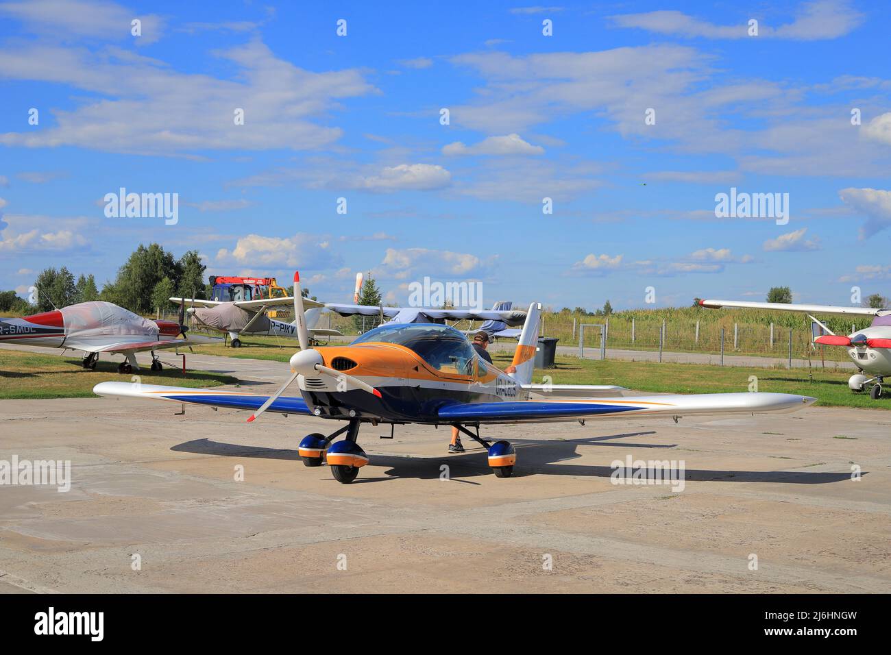 4 motor propellerflugzeug -Fotos und -Bildmaterial in hoher Auflösung ...