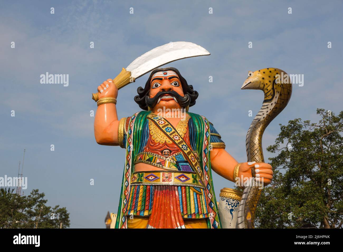 Statue des mythologischen Hindu-Dämons Mahishasura auf dem Chamundi ...