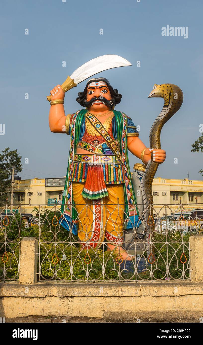 Statue des mythologischen Hindu-Dämons Mahishasura auf dem Chamundi ...