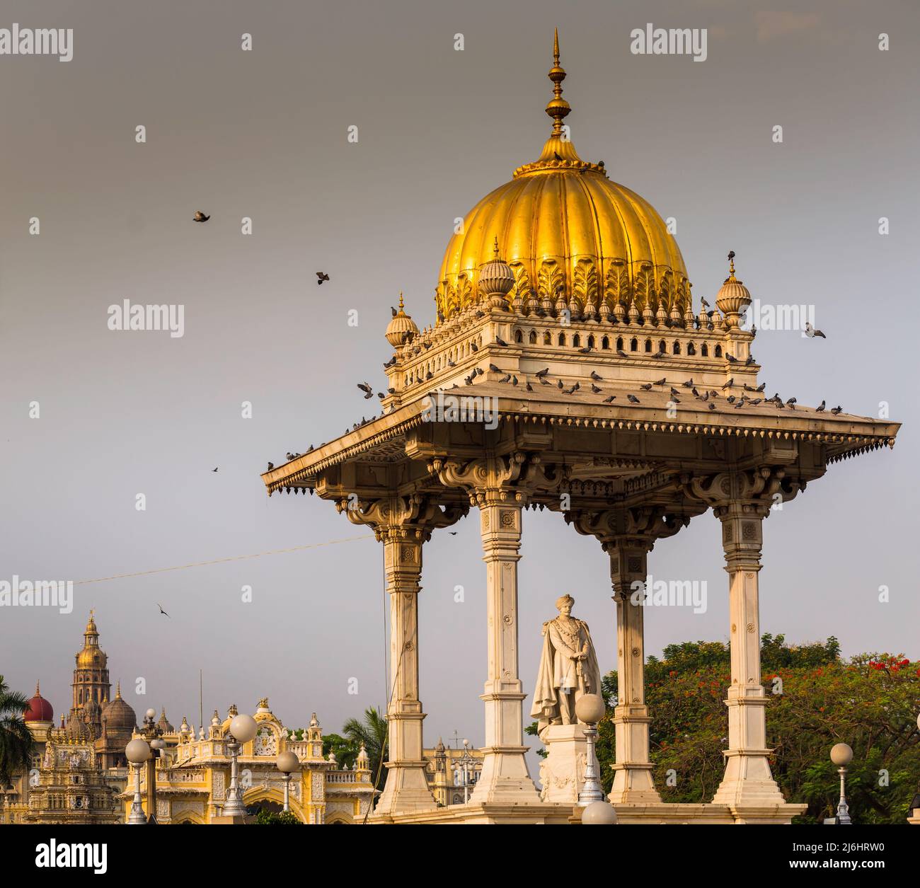 Ein Denkmal und eine Statue von Maharaja Chamarajendra Wodeyar, dem ...