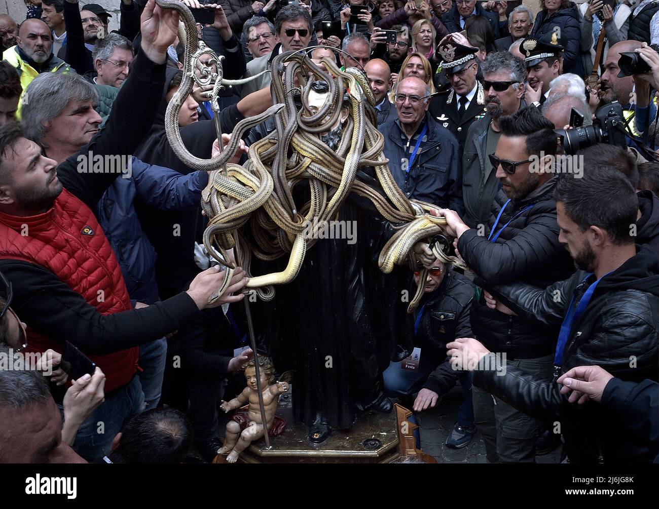 Schlangen in italien -Fotos und -Bildmaterial in hoher Auflösung – Alamy