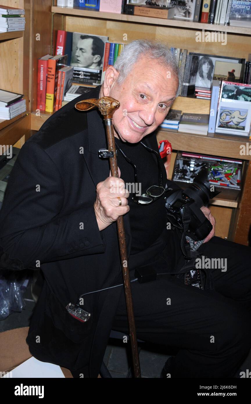 **DATEI FOTO** Ron Galella ist verstorben. Ron Galella signiert Kopien ...