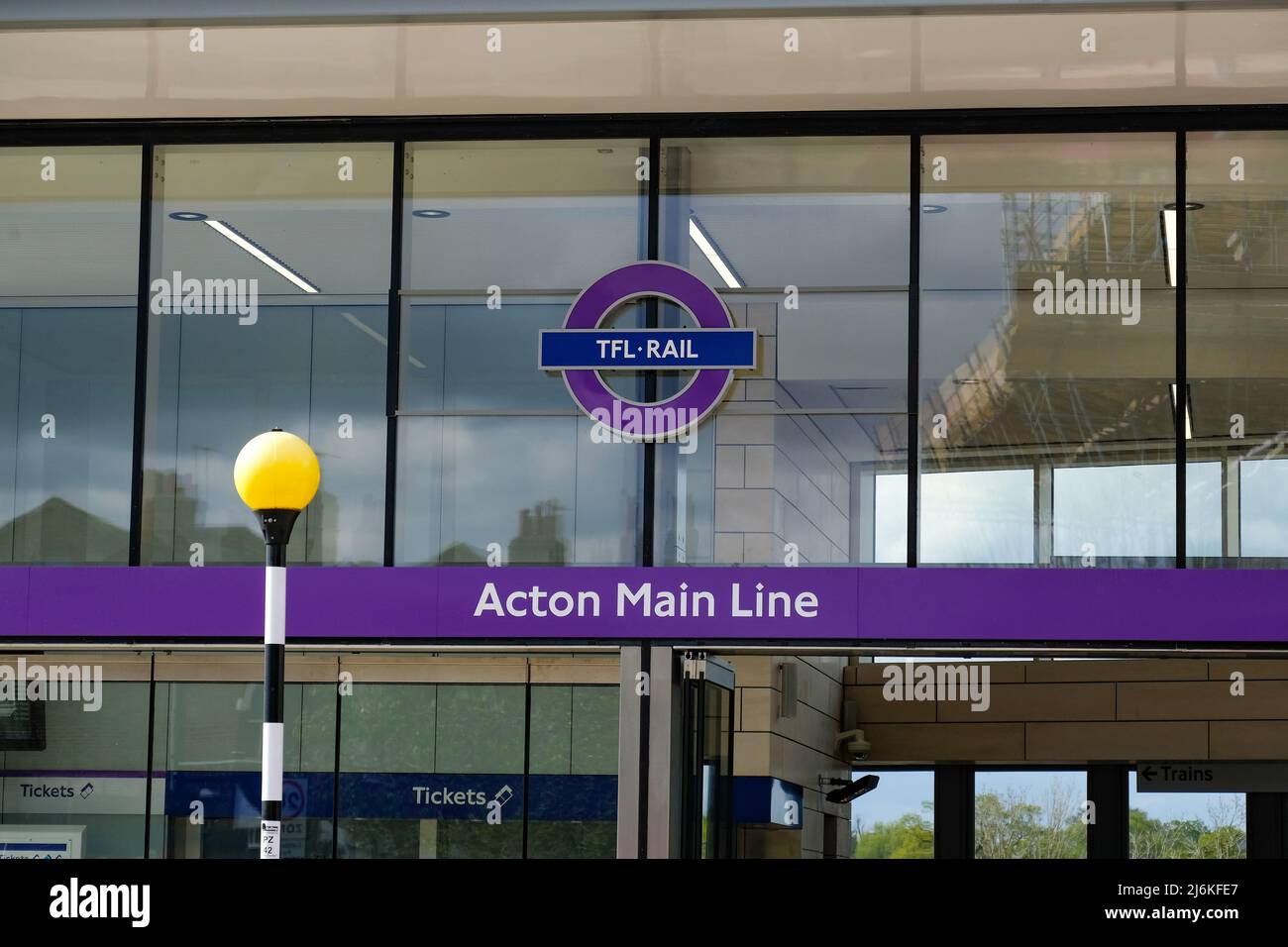 London-TFL Rail Bahnhof Acton Main Line auf der neuen Elizabeth Line in ...
